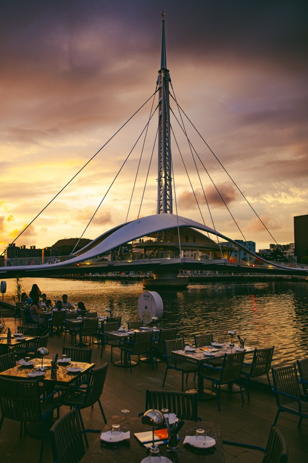 Kaohsiung Travel Guide: Art, Bridges, Night Markets, and Coastal Views