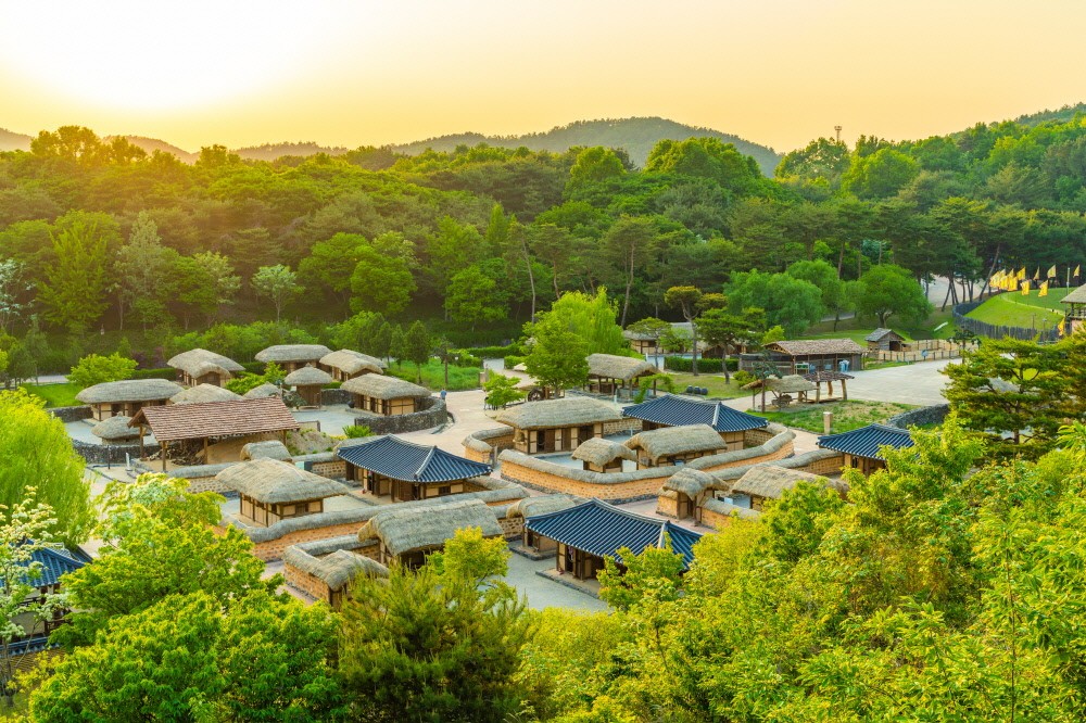 Moonlit Baekje: Exploring Buyeo’s Recreated Ancient Capital by Night