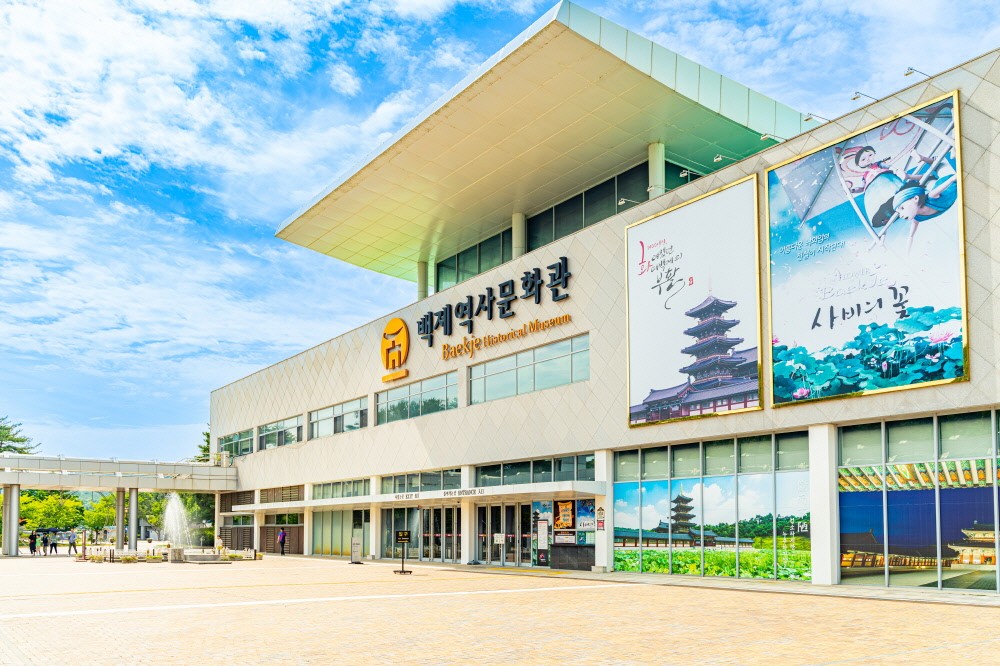 Moonlit Baekje: Exploring Buyeo’s Recreated Ancient Capital by Night